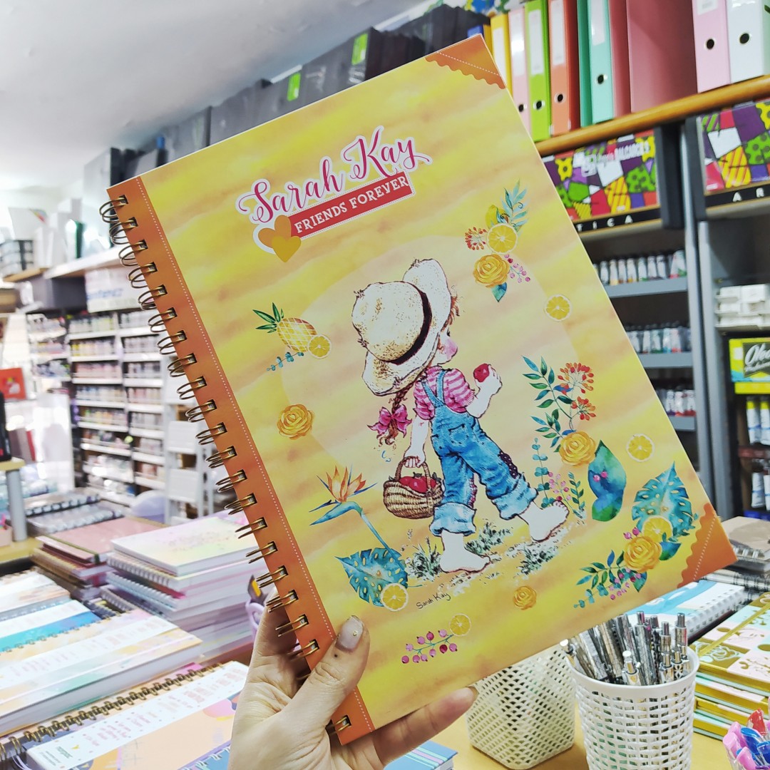 Cuadernillo A4 rayado tapa dura Sarah Kay ROZINI Amarillo