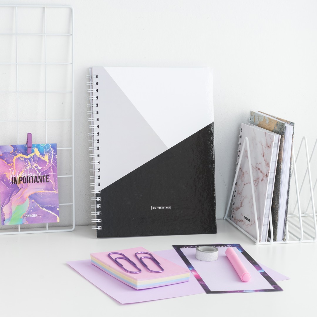 CUADERNILLO A4 PUNTO CERO TAPA DURA BLANCO Y NEGRO